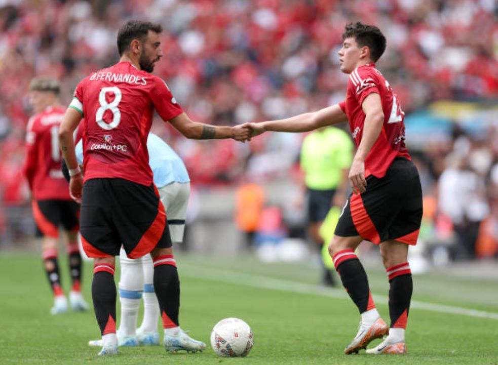 Pellistri ra đi, Fernandes có hành động điểm 10