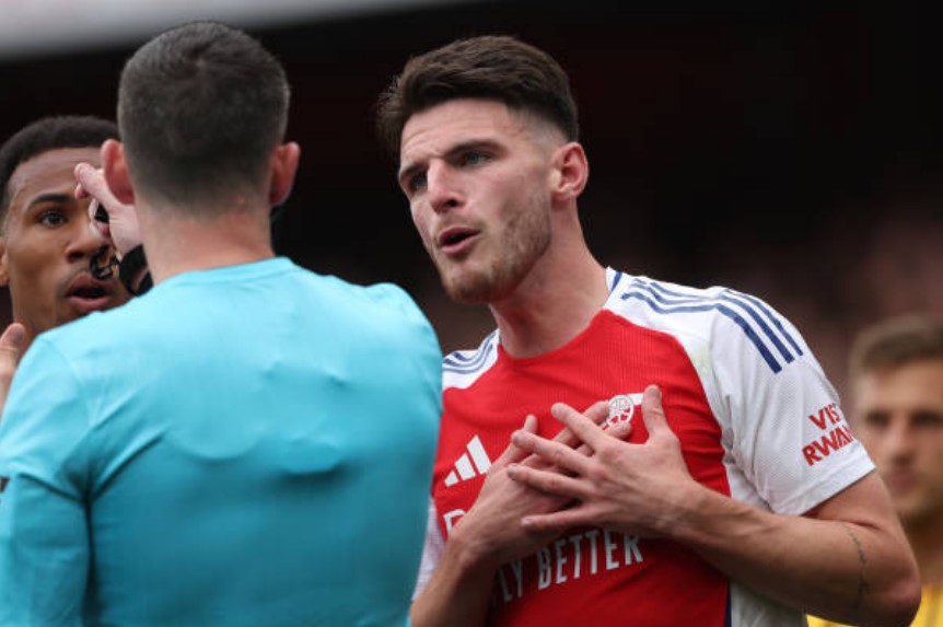 Mike Dean: Declan Rice bị gài vì một cầu thủ quá thông minh