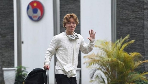 Tiền vệ điển trai Viktor Lê khiến NHM dậy sóng