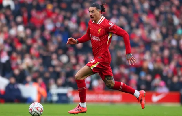 Neville cho biết vụ chuyển nhượng có thể khiến Liverpool mất chức vô địch