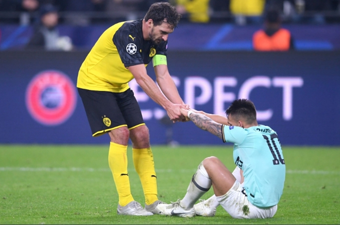 Hummels dìu Martinez đứng dậy, thể hiện đúng chất quý ngài | Bóng Đá