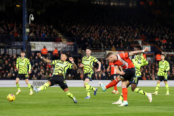 Phát hiện tiền vệ hay hơn Declan Rice trong trận Luton 3...