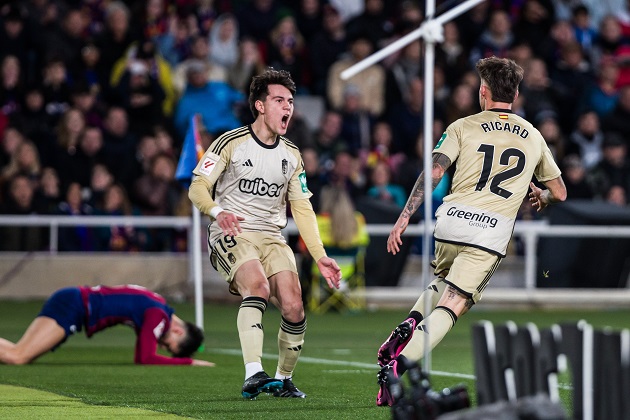 Sao M.U chói sáng, Barca ôm hận trước đội áp chót bảng