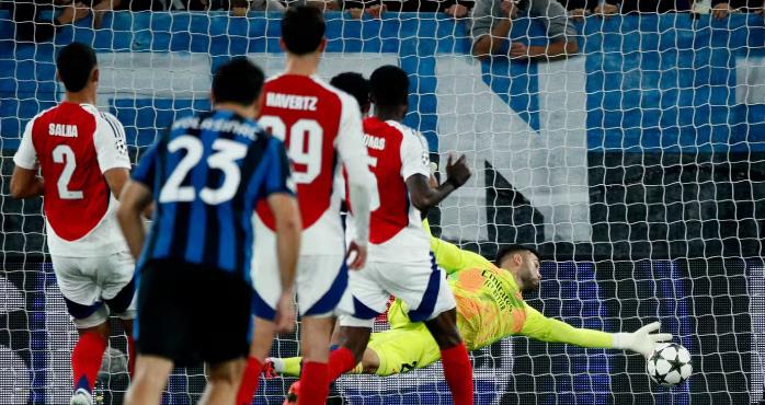 Pha cứu thua kép ở đẳng cấp thế giới của David Raya