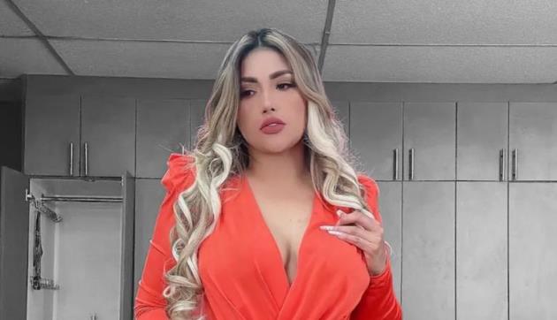 MC Kathy Valencia gây sốt với chiếc váy táo bạo tại sự kiện bóng đá ở Ecuador