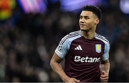 Agbonlahor so sánh việc Arsenal theo đuổi Ollie Watkins với vụ Luis Suarez