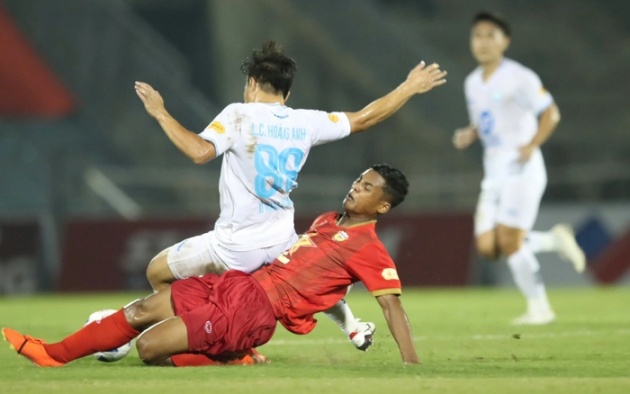 Cầu thủ Việt kiều bị treo giò khi V.League trở lại