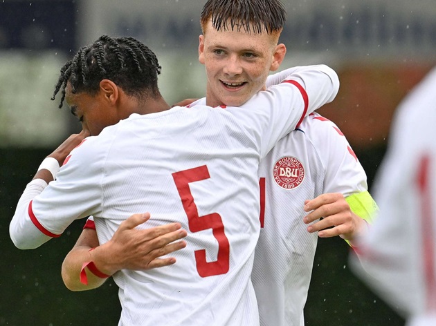 Thần đồng đến Emirates xem Arsenal thi đấu