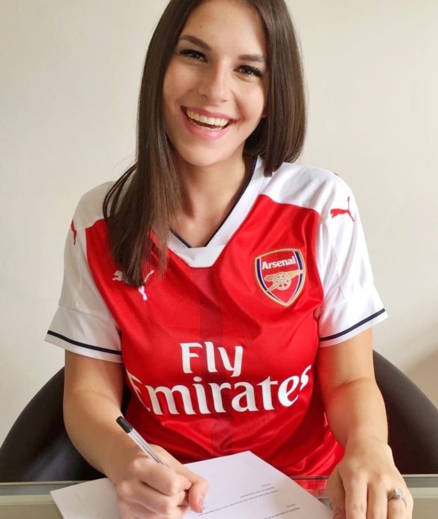Nicole Holliday - MC xinh đẹp của CĐV Arsenal | Bóng Đá