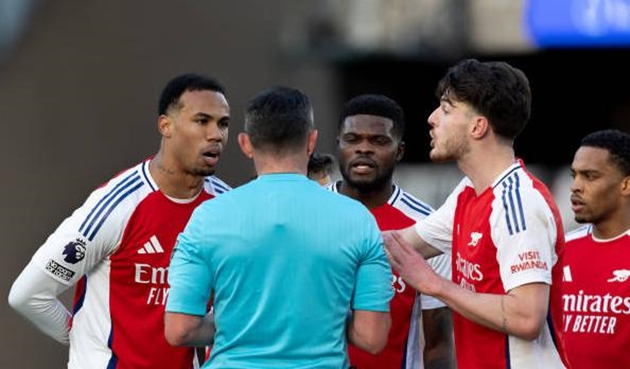 Phản ứng với Michael Oliver, Arsenal bị FA cảnh báo