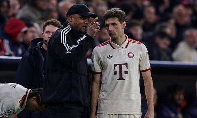 Nhìn Muller ghi bàn, Bayern có xót xa?